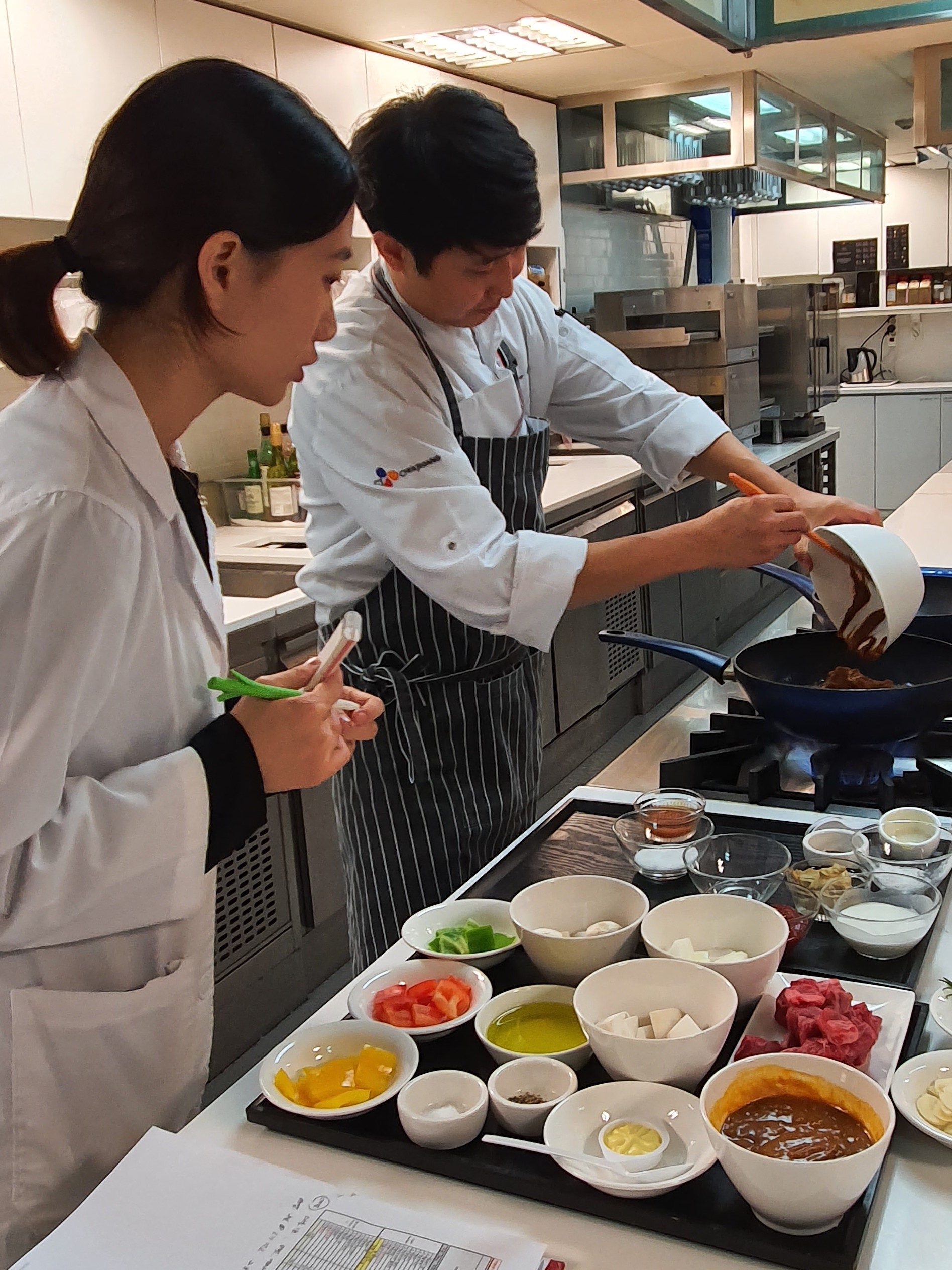 CJ제일제당 푸드시너팀 셰프와 쿡킷 담당 연구원들이 개발한 메뉴를 시연하고 있다_04 – CJ미디어라이브러리