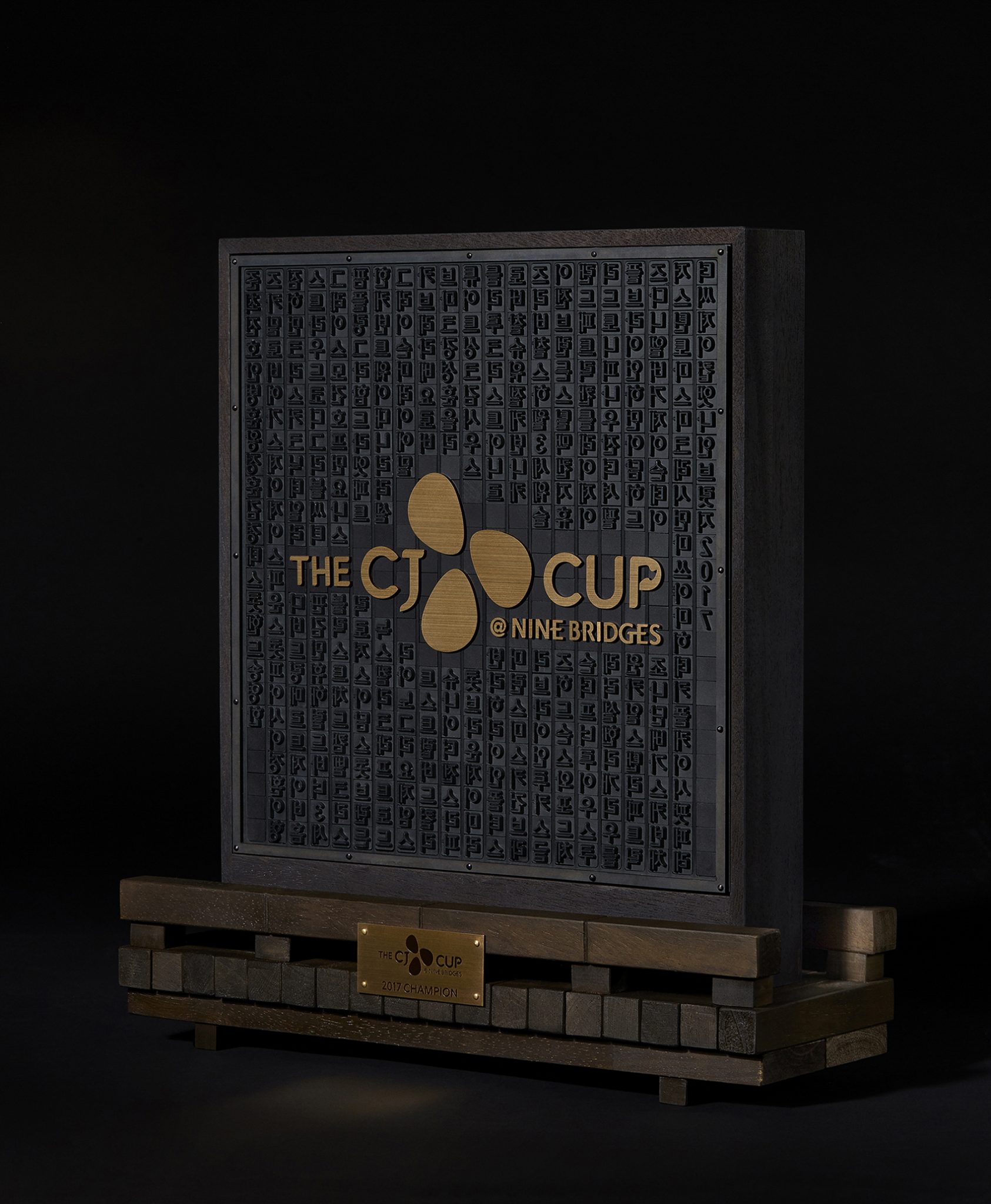 THE CJ CUP@NINE BRIDGES 우승 트로피 측면 – CJ미디어라이브러리