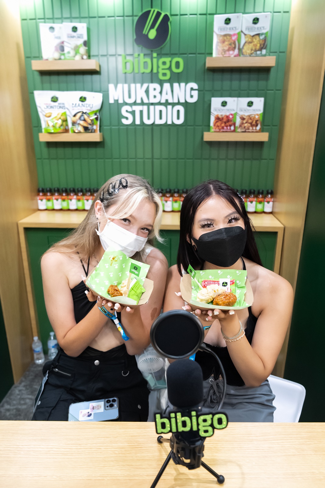 [CJ제일제당]8월 19일부터 사흘간 미국 LA에서 진행된 KCON 2022 LA에서 비비고가 마련한 먹방스튜디오에서 한류팬들이 비비고 만두와 치킨을 소개하는 영상을 ...