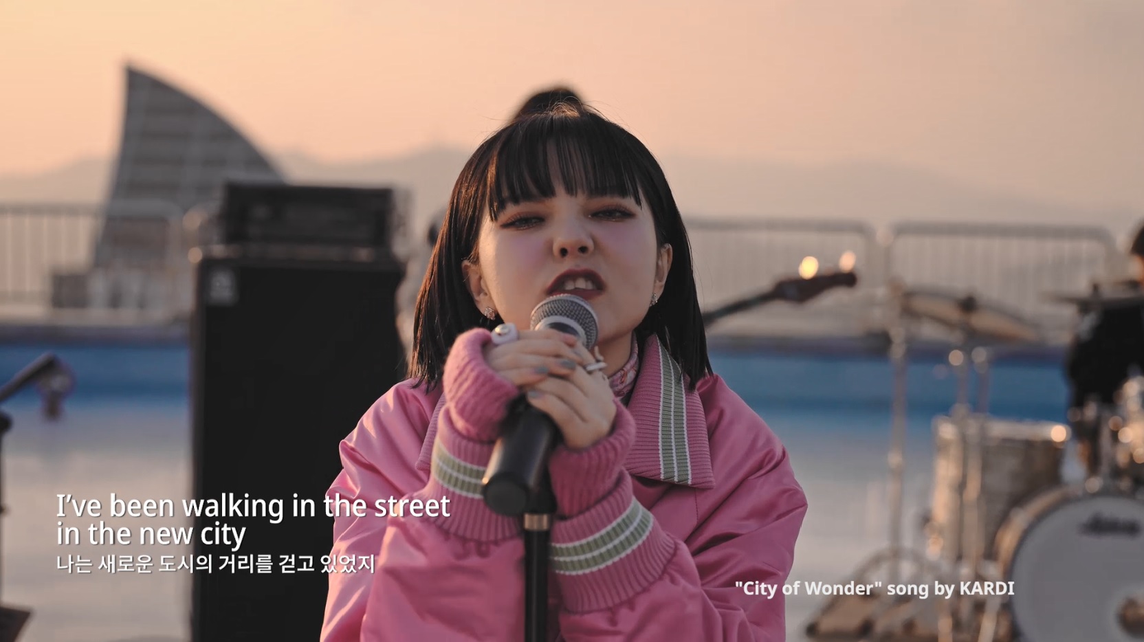 [CJ ENM 엔터] 2030부산세계박람회 카디 뮤직비디오 캡처 – CJ미디어라이브러리