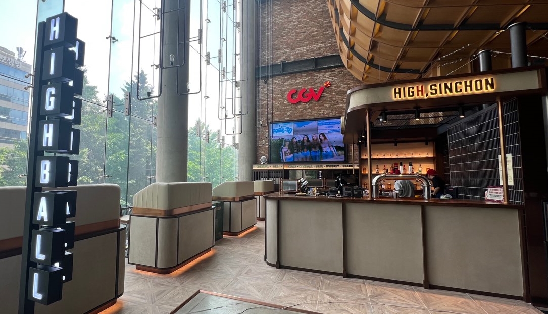 [CJ CGV] CGV신촌아트레온의 하이볼 바 ‘HIGH, SINCHON’ 전경 – CJ미디어라이브러리