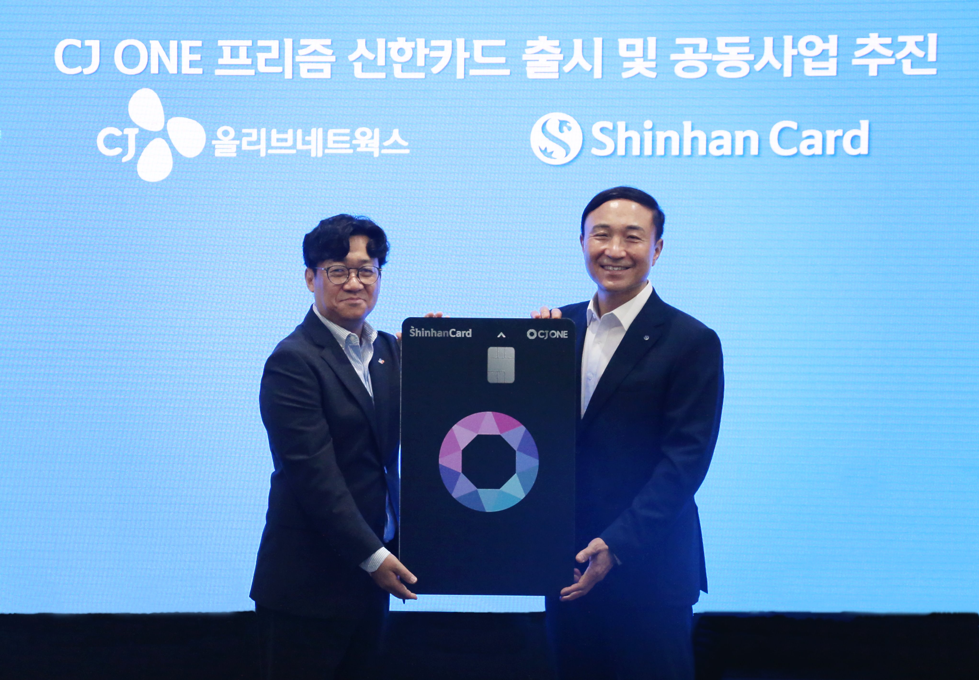 [CJ올리브네트웍스] CJ ONE 프리즘 신한카드 출시를 기념해 제휴 기념식을 가졌다. 왼쪽은 유인상 CJ올리브네트웍스 대표이사 오른쪽은 문동권 신한카드 사장 – CJ미디어 ...