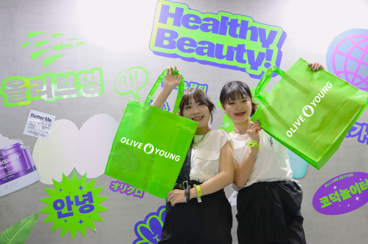 [CJ올리브영] ‘KCON JAPAN 2024’ 올리브영 부스를 찾은 일본 관람객 – CJ미디어라이브러리